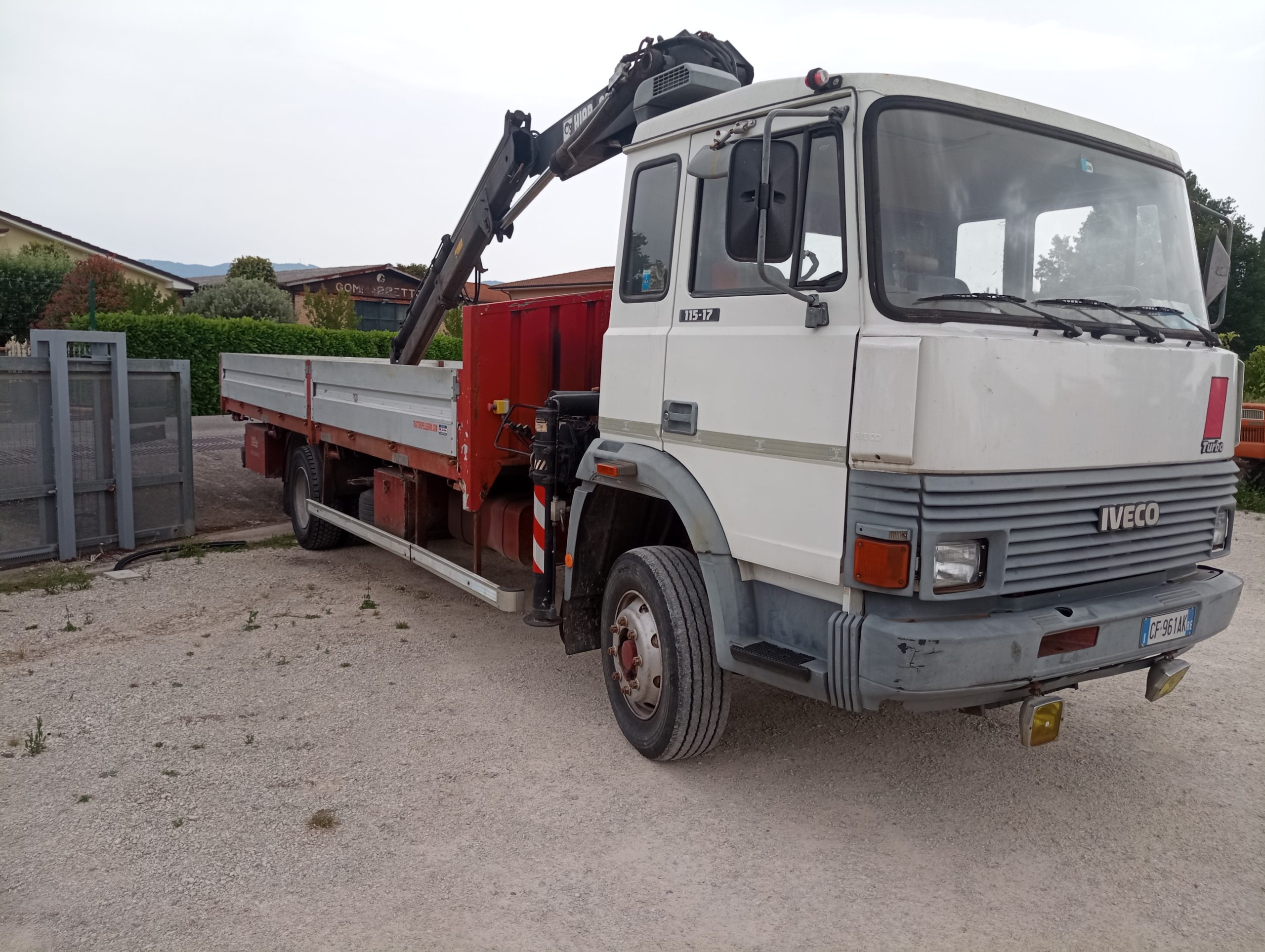 Autocarro IVECO 115-17 Gru HIAB - Trattori Pellegrini